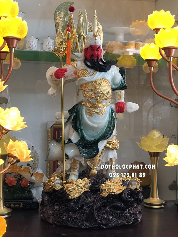 Tượng Quan Công đứng cầm đao và ý nghĩa trong phong thủy